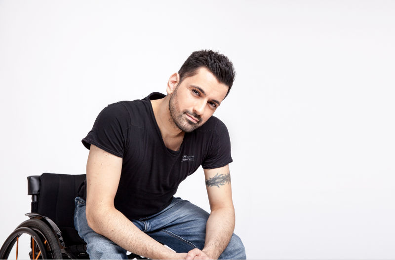 Tan Caglar: Der erste Handicap-Comedian auf Stand-Up-Tour - MOBITIPP